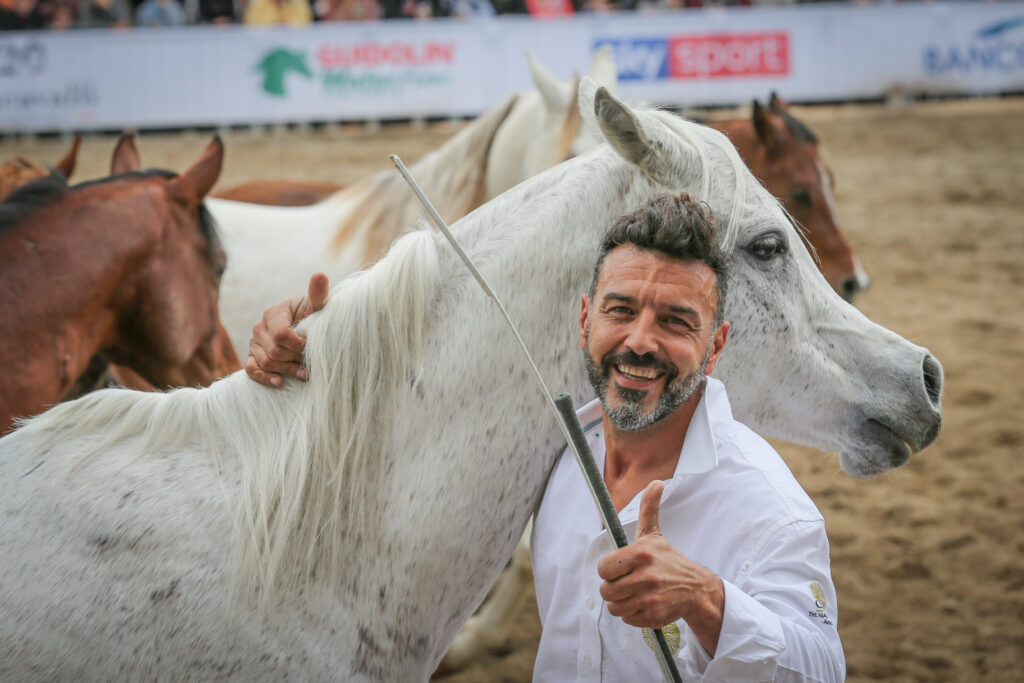 Christian Da Pos, che vive nel branco con i suoi cavalli - Cavallo Magazine